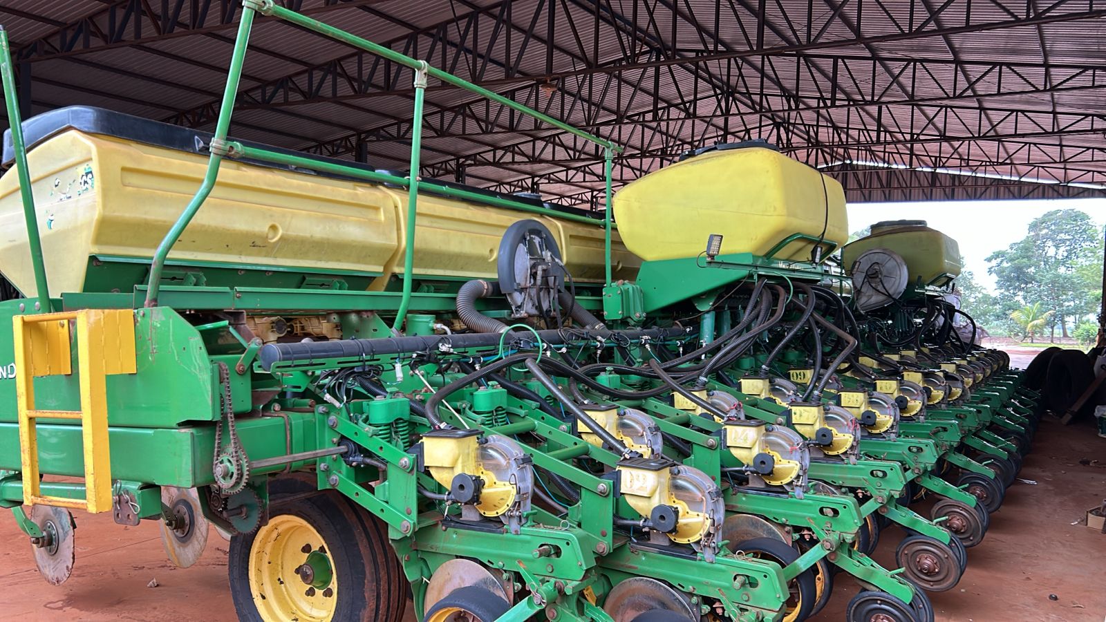 PLANTADEIRA JOHN DEERE 2130 26 LINHAS ANO 2014 - AgroFerco