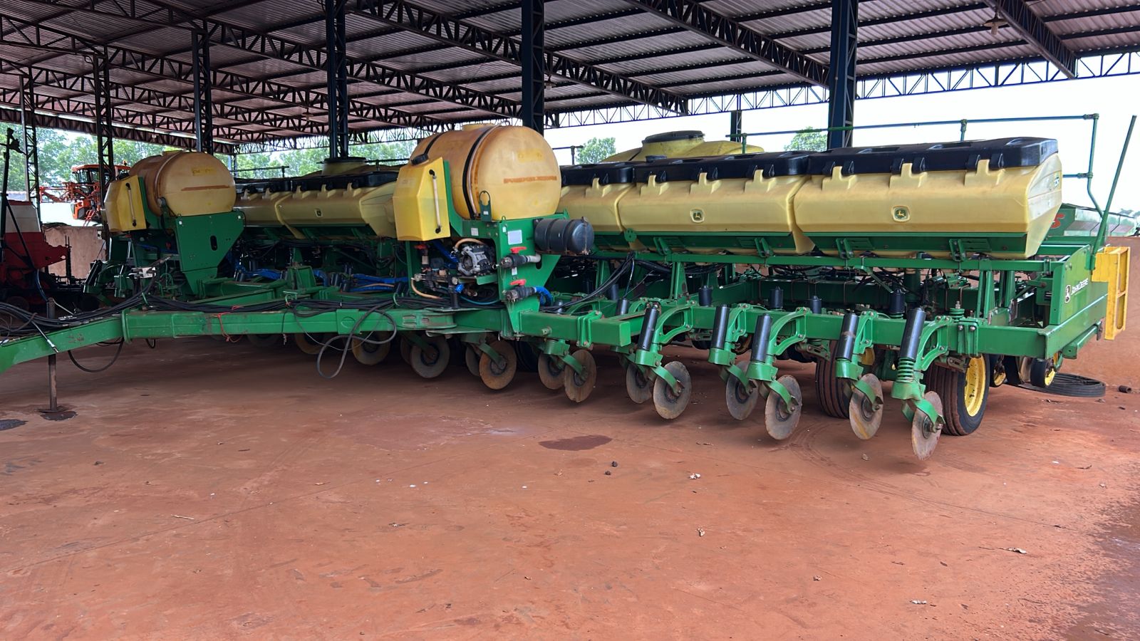 PLANTADEIRA JOHN DEERE 2130 26 LINHAS ANO 2014 - AgroFerco